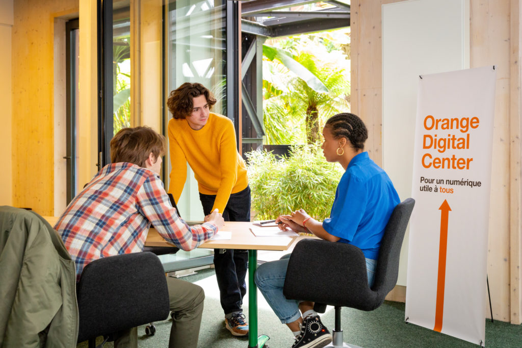 Les ateliers Orange Digital Center recréent du lien entre les générations - ROUBAIXXL